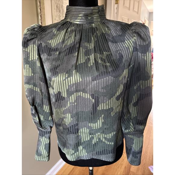 Alice + Olivia | Tops | Alice Olivia Winslet Camo Rib Puff Sleeve Crop ...
